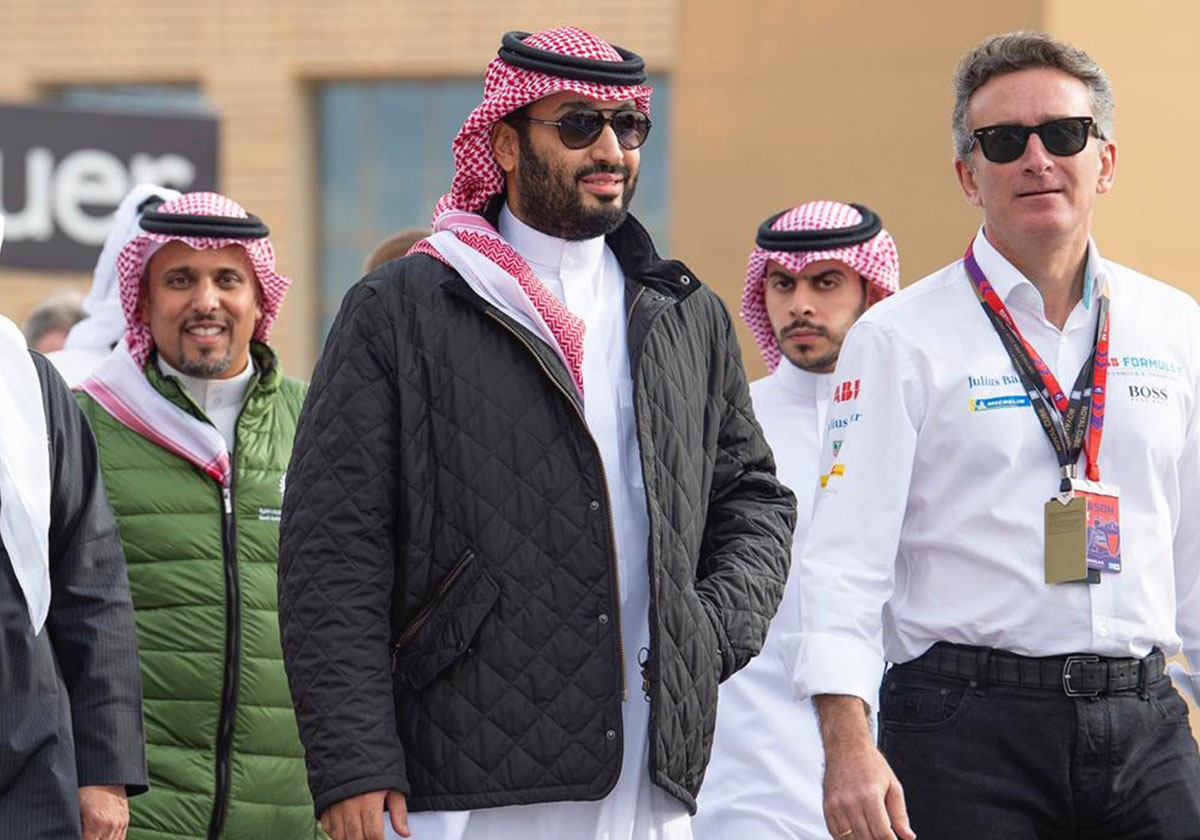 جاكيت ولي العهد محمد بن سلمان في موسم الدرعية تثير ضجة في السعودية